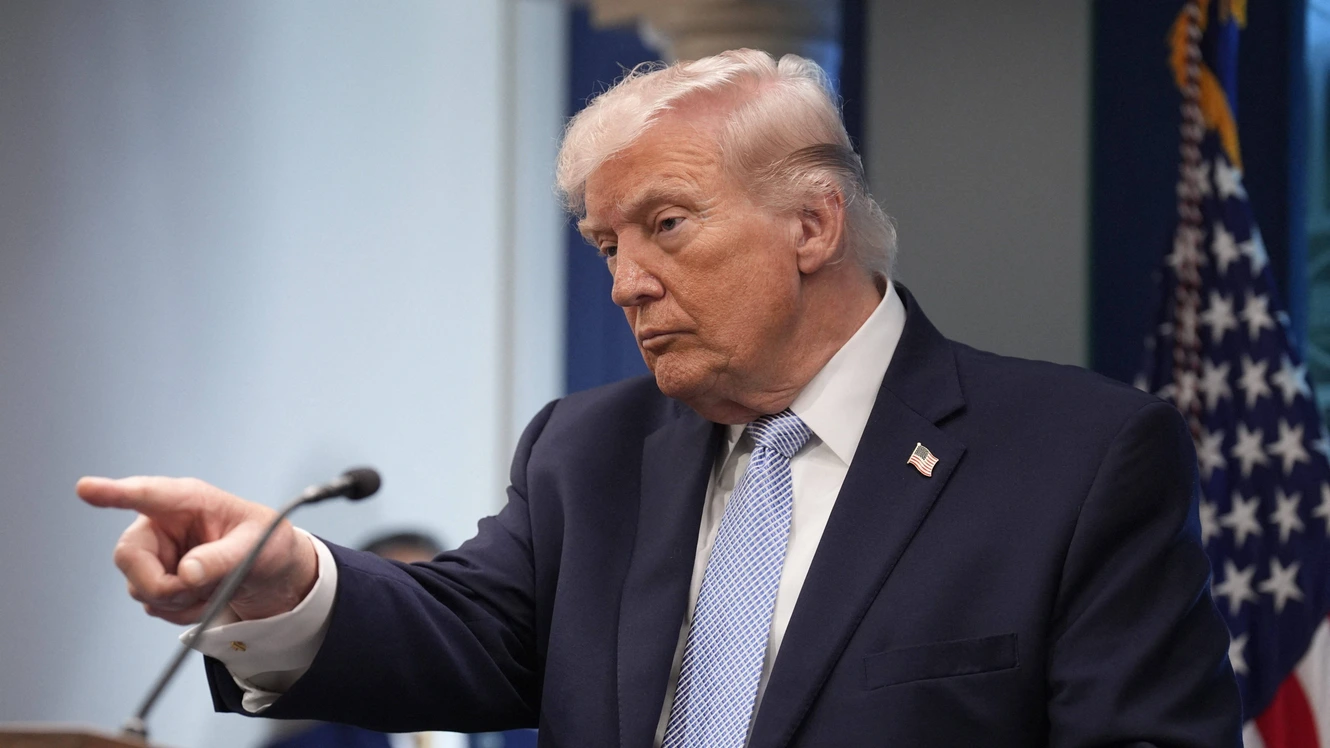 A new photo of Donald Trump’s hands set off alarm bells