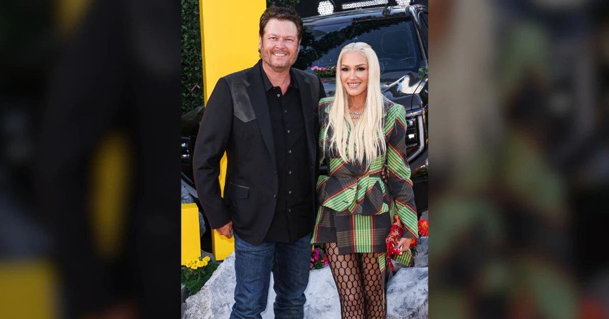Blake Shelton showers Gwen Stefani with flowers before show