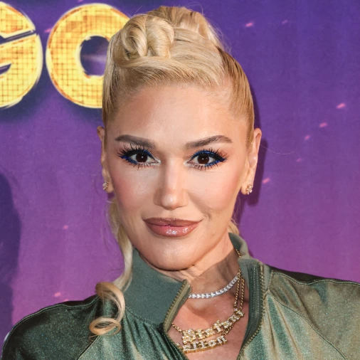 Blake Shelton showers Gwen Stefani with flowers before show