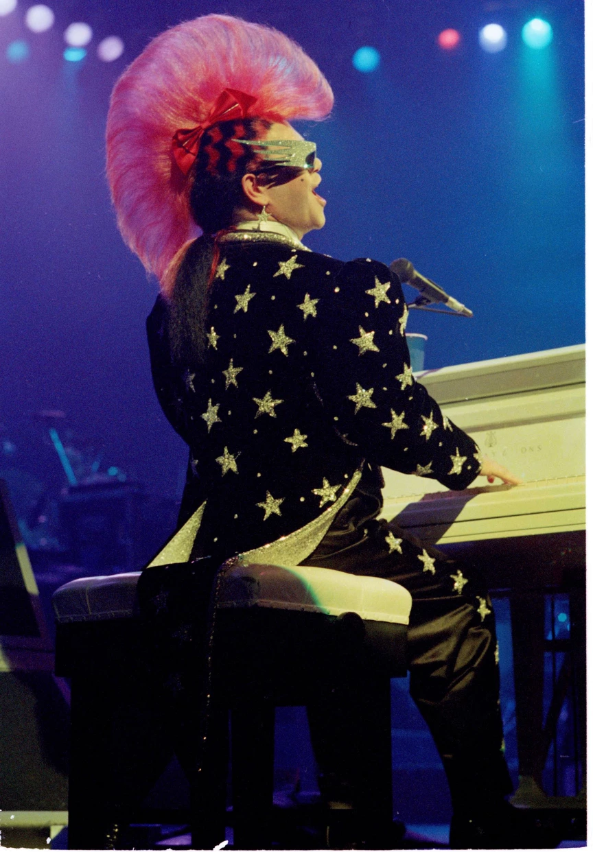 Best retro photos of Elton John early in his career