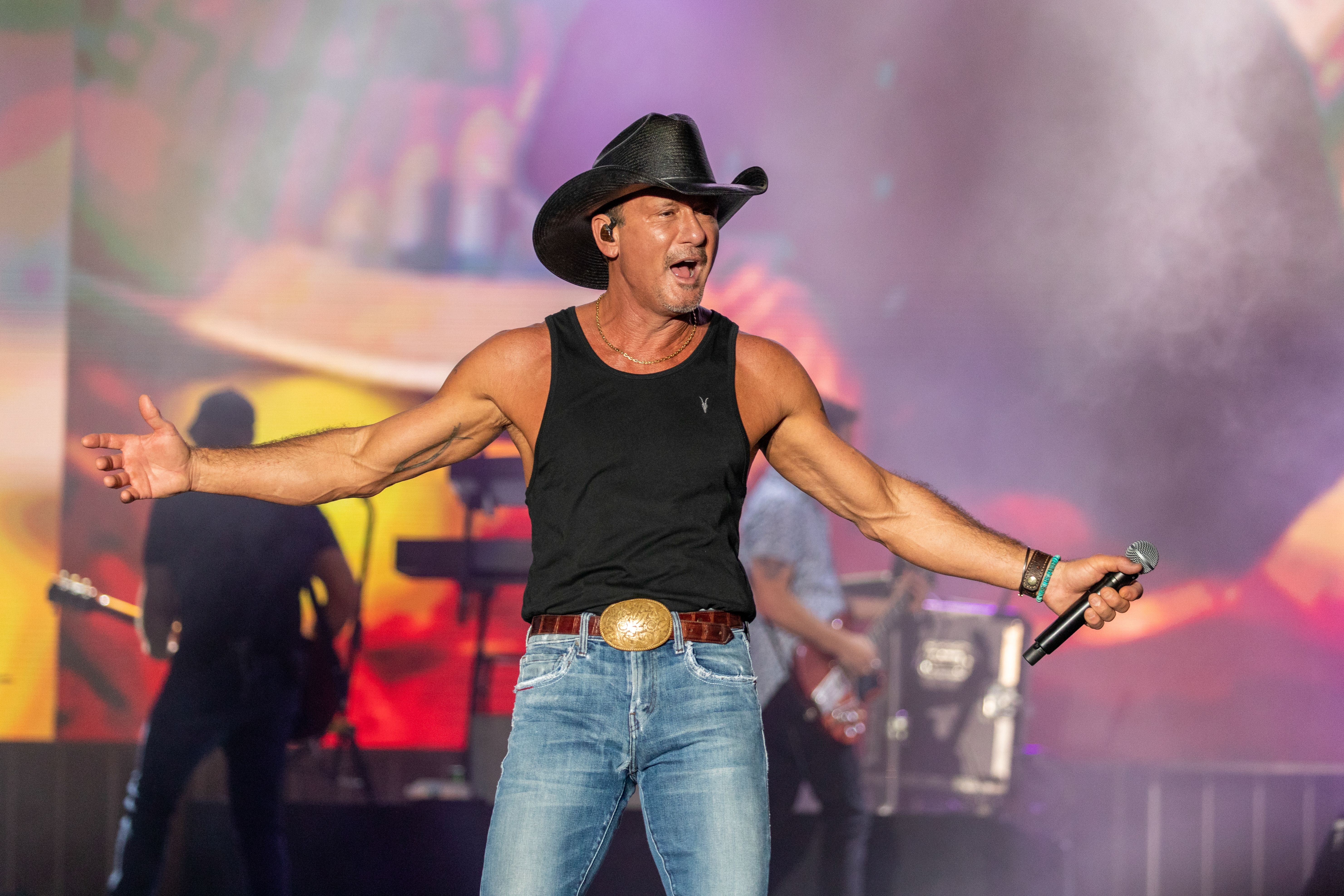 Tim McGraw falls off stage during concert, dubs it a 'great night ...
