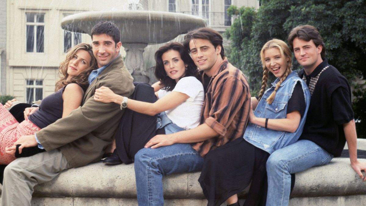 Lisa Kudrow Slams 'Friends' Writers 22 Years After Finale