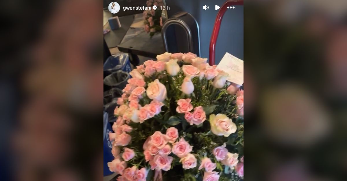 Blake Shelton showers Gwen Stefani with flowers before show